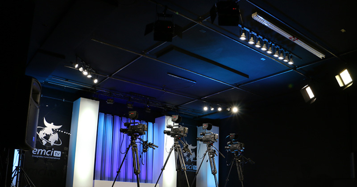 Découvrez les coulisses du studio principal de emci tv - EMCI TV